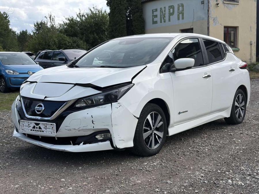 White Nissan Leaf 2018 in Ukmerge, with an engine capacity of 0.00 L and mileage of 140 thousand km for 6300 €, photo 4 on AUTOMOTO.COM.LV