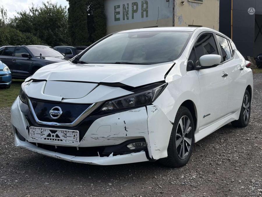 White Nissan Leaf 2018 in Ukmerge, with an engine capacity of 0.00 L and mileage of 140 thousand km for 6300 €, photo 5 on AUTOMOTO.COM.LV