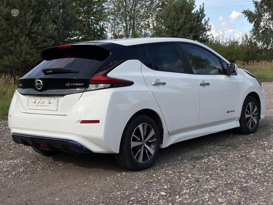 White Nissan Leaf 2018 in Ukmerge, with an engine capacity of 0.00 L and mileage of 140 thousand km for 6300 €, photo 6 on AUTOMOTO.COM.LV