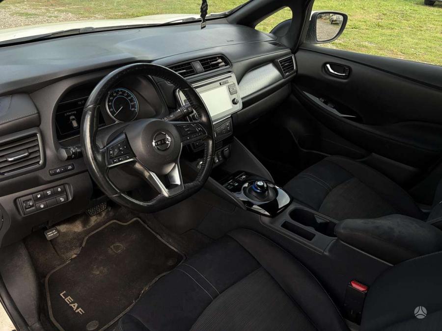 White Nissan Leaf 2018 in Ukmerge, with an engine capacity of 0.00 L and mileage of 140 thousand km for 6300 €, photo 10 on AUTOMOTO.COM.LV