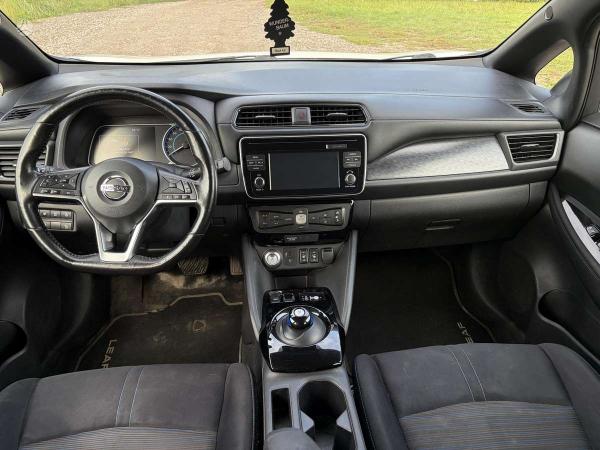 White Nissan Leaf 2018 in Ukmerge, with an engine capacity of 0.00 L and mileage of 140 thousand km for 6300 €, photo 11 on AUTOMOTO.COM.LV