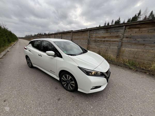 White Nissan Leaf 2019 in Vilnius, with an engine capacity of 0.00 L and mileage of 75 thousand km for 1100 €, photo 3 on AUTOMOTO.COM.LV