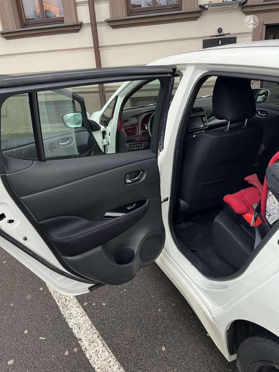 White Nissan Leaf 2019 in Vilnius, with an engine capacity of 0.00 L and mileage of 75 thousand km for 1100 €, photo 9 on AUTOMOTO.COM.LV
