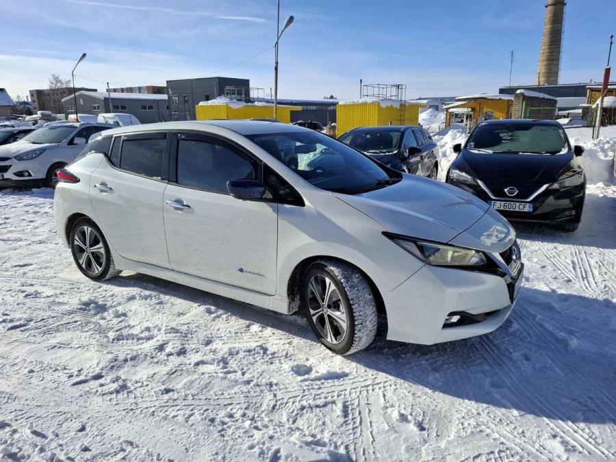 White Nissan Leaf 2019 in Plunge, with an engine capacity of 0.00 L and mileage of 131 thousand km for 9200 €, photo 3 on AUTOMOTO.COM.LV