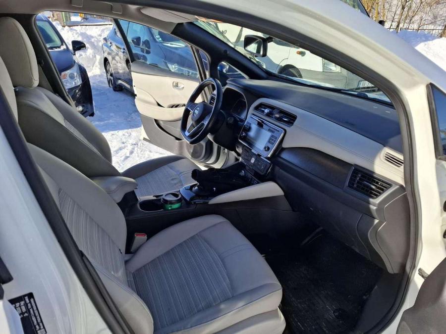 White Nissan Leaf 2019 in Plunge, with an engine capacity of 0.00 L and mileage of 131 thousand km for 9200 €, photo 8 on AUTOMOTO.COM.LV