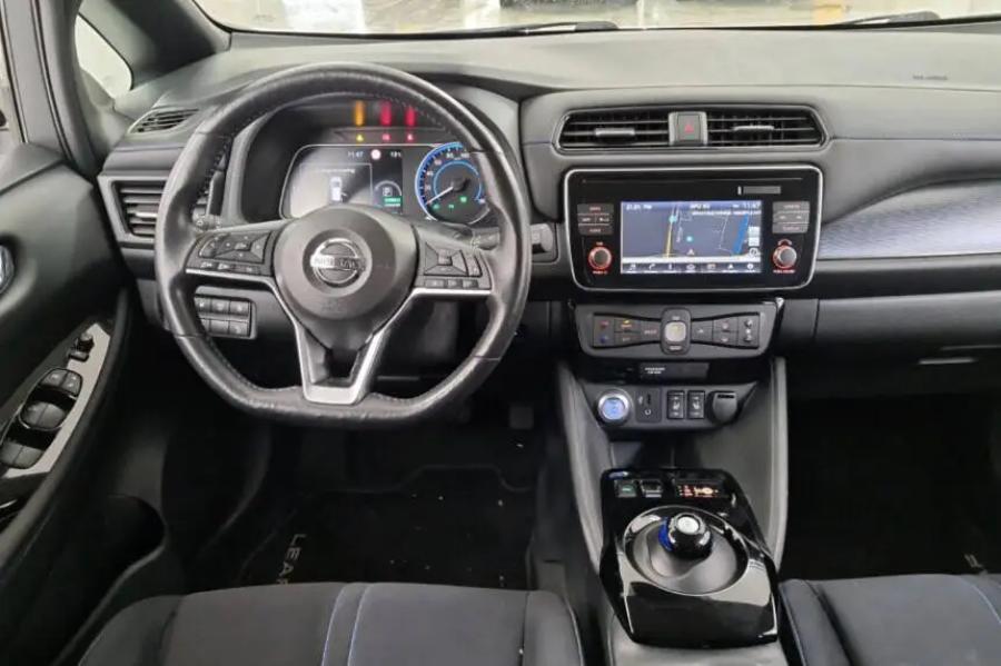 White Nissan Leaf 2019 in Riga, with an engine capacity of 0.00 L and mileage of 23 thousand km for 14000 €, photo 6 on AUTOMOTO.COM.LV