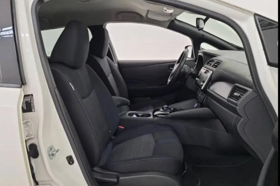 White Nissan Leaf 2019 in Riga, with an engine capacity of 0.00 L and mileage of 23 thousand km for 14000 €, photo 7 on AUTOMOTO.COM.LV