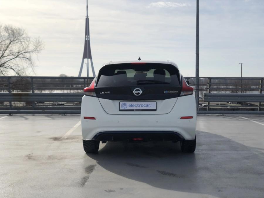 White Nissan Leaf 2020 in Riga, with an engine capacity of 0.00 L and mileage of 23 thousand km for 13500 €, photo 3 on AUTOMOTO.COM.LV