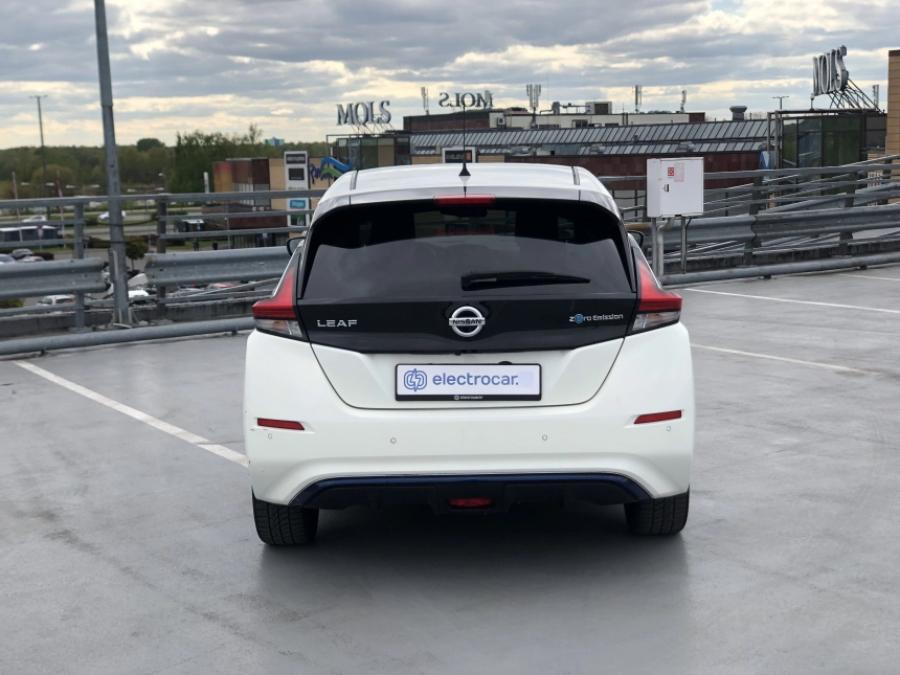 White Nissan Leaf 2020 in Riga, with an engine capacity of 0.00 L and mileage of 49 thousand km for 11990 €, photo 6 on AUTOMOTO.COM.LV