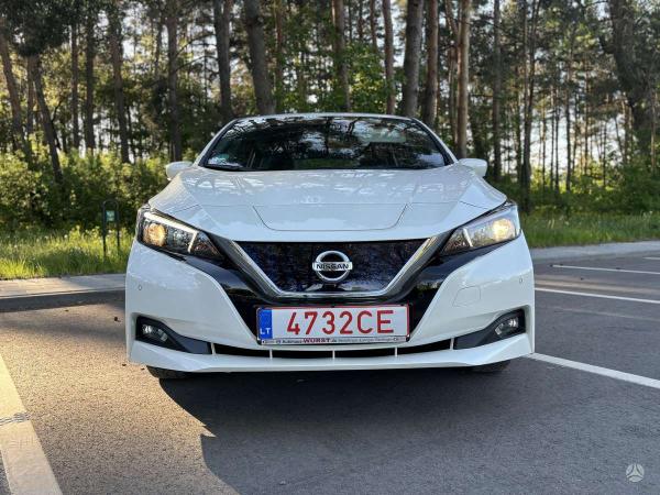 White Nissan Leaf 2020 in Kaunas, with an engine capacity of 0.00 L and mileage of 41 thousand km for 12999 €, photo 2 on AUTOMOTO.COM.LV