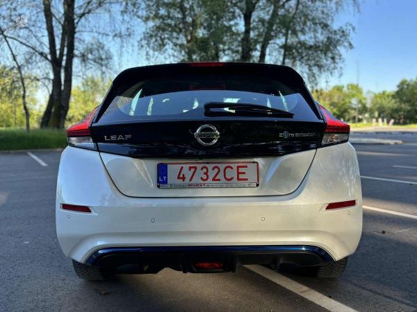 White Nissan Leaf 2020 in Kaunas, with an engine capacity of 0.00 L and mileage of 41 thousand km for 12999 €, photo 5 on AUTOMOTO.COM.LV