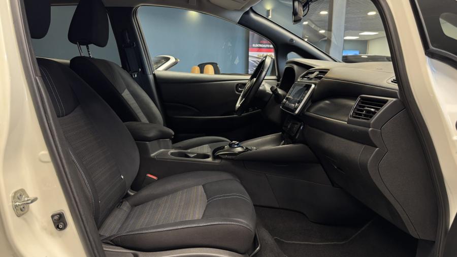 Balts Nissan Leaf 2020 Rīga, ar dzinēja tilpumu 0.00 L un nobraukumu 71 tūkst. km par 15990 €, foto 17 vietnē AUTOMOTO.COM.LV