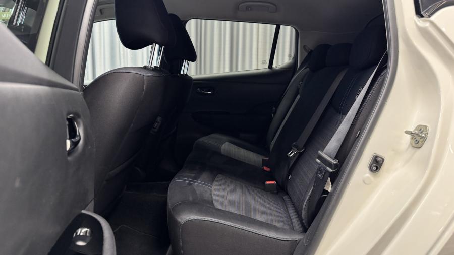 Balts Nissan Leaf 2020 Rīga, ar dzinēja tilpumu 0.00 L un nobraukumu 71 tūkst. km par 15990 €, foto 20 vietnē AUTOMOTO.COM.LV