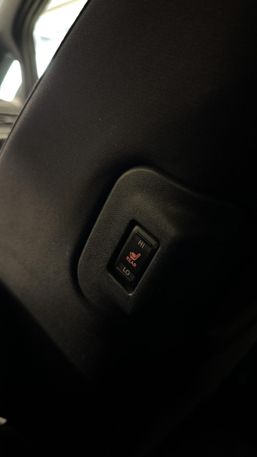 Balts Nissan Leaf 2020 Rīga, ar dzinēja tilpumu 0.00 L un nobraukumu 71 tūkst. km par 15990 €, foto 24 vietnē AUTOMOTO.COM.LV