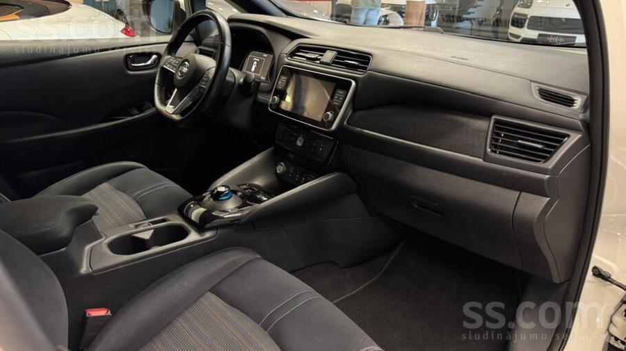 Balts Nissan Leaf 2020 Rīga, ar dzinēja tilpumu 0.00 L un nobraukumu 71 tūkst. km par 14990 €, foto 16 vietnē AUTOMOTO.COM.LV