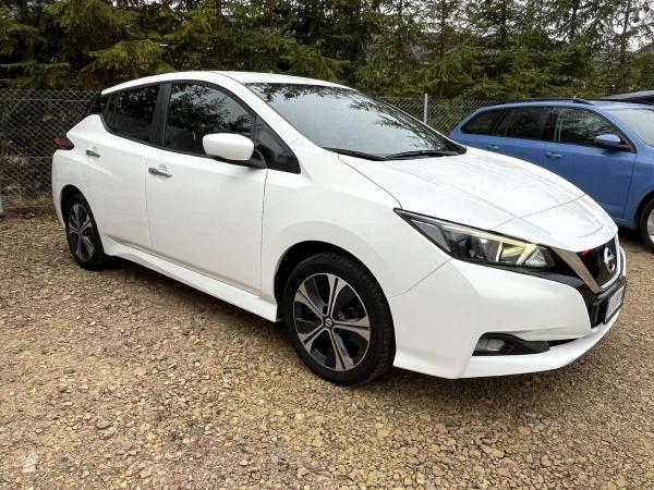 White Nissan Leaf 2021 in Kaunas, with an engine capacity of 0.00 L and mileage of 13 thousand km for 11990 €, photo 3 on AUTOMOTO.COM.LV