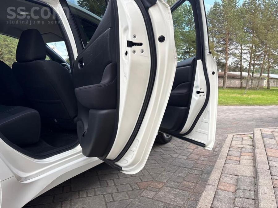 White Nissan Leaf 2021 in Jelgava, with an engine capacity of 0.00 L and mileage of 109 thousand km for 16500 €, photo 12 on AUTOMOTO.COM.LV