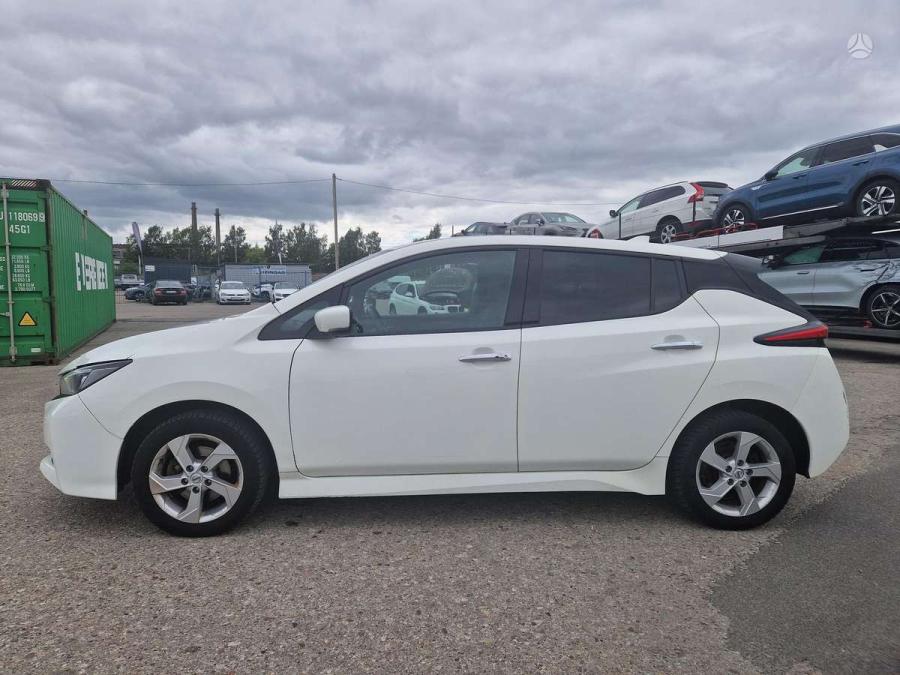 White Nissan Leaf 2021 in Panevezys, with an engine capacity of 0.00 L and mileage of 200 thousand km for 9790 €, photo 4 on AUTOMOTO.COM.LV