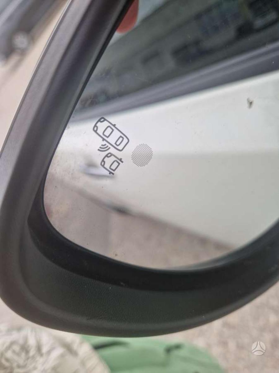 White Nissan Leaf 2021 in Panevezys, with an engine capacity of 0.00 L and mileage of 200 thousand km for 9790 €, photo 19 on AUTOMOTO.COM.LV
