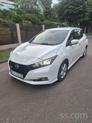 White Nissan Leaf 2021 in Jurmala, with an engine capacity of 0.00 L and mileage of 98 thousand km for 12000 €, photo 3 on AUTOMOTO.COM.LV