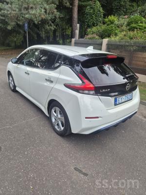 White Nissan Leaf 2021 in Jurmala, with an engine capacity of 0.00 L and mileage of 98 thousand km for 12000 €, photo 4 on AUTOMOTO.COM.LV