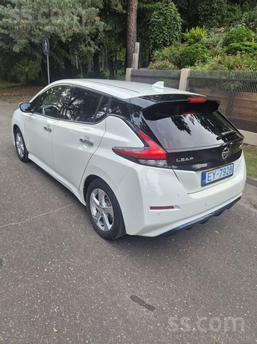White Nissan Leaf 2021 in Jurmala, with an engine capacity of 0.00 L and mileage of 98 thousand km for 12000 €, photo 4 on AUTOMOTO.COM.LV
