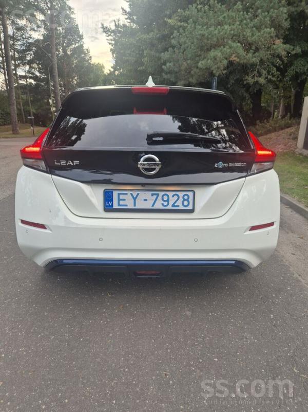 White Nissan Leaf 2021 in Jurmala, with an engine capacity of 0.00 L and mileage of 98 thousand km for 12000 €, photo 4 on AUTOMOTO.COM.LV