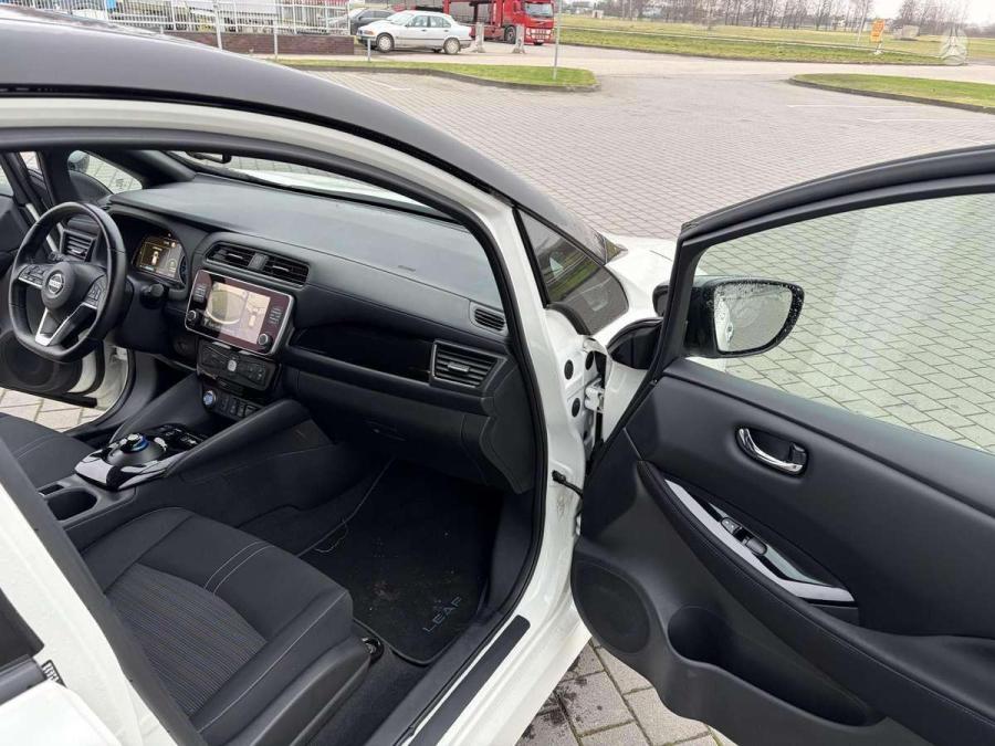 White Nissan Leaf 2022 in Marijampole, with an engine capacity of 0.00 L and mileage of 60 thousand km for 14900 €, photo 30 on AUTOMOTO.COM.LV