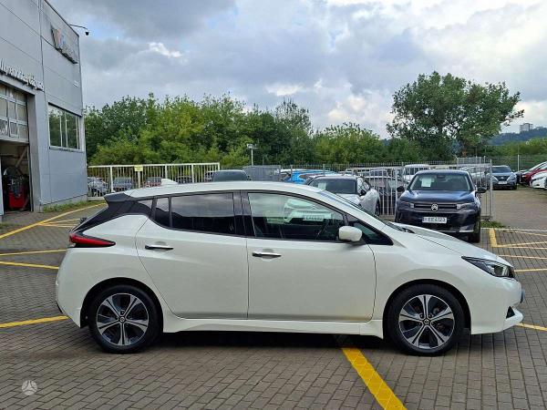 White Nissan Leaf 2022 in Vilnius, with an engine capacity of 0.00 L and mileage of 42 thousand km for 15200 €, photo 6 on AUTOMOTO.COM.LV