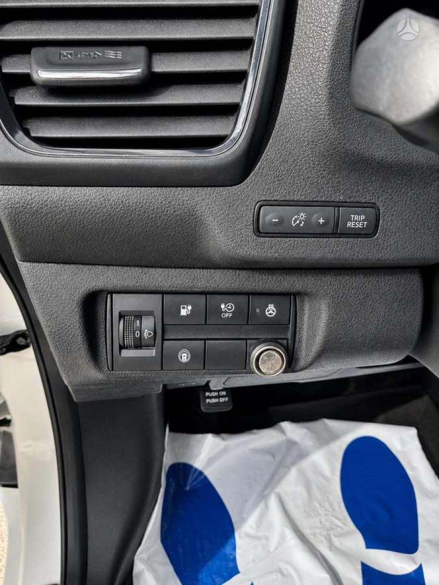 White Nissan Leaf 2023 in Siauliai, with an engine capacity of 0.00 L and mileage of 102 thousand km for 13500 €, photo 11 on AUTOMOTO.COM.LV