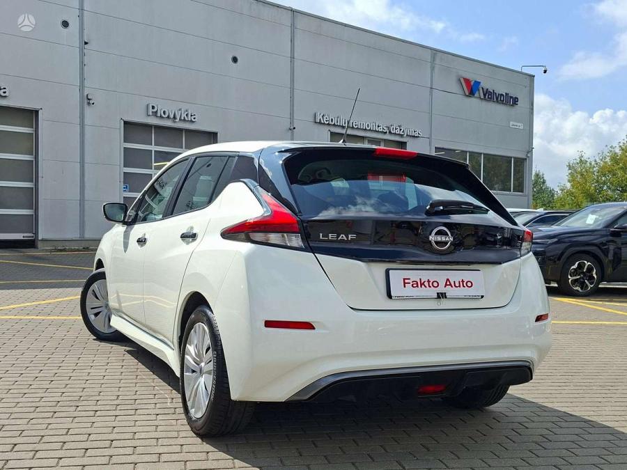 White Nissan Leaf 2023 in Vilnius, with an engine capacity of 0.00 L and mileage of 30 thousand km for 14950 €, photo 4 on AUTOMOTO.COM.LV