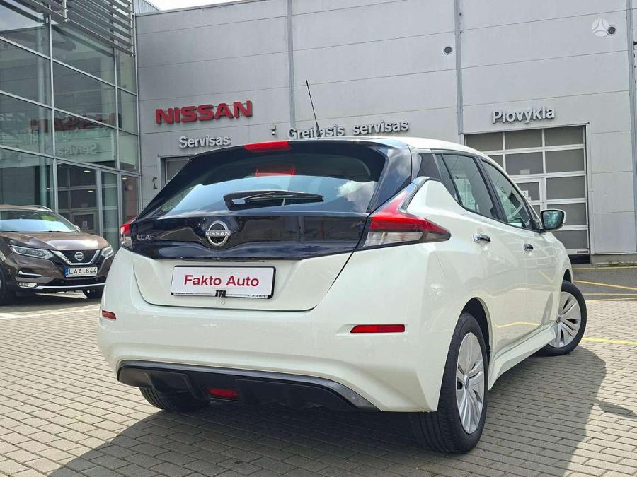 White Nissan Leaf 2023 in Vilnius, with an engine capacity of 0.00 L and mileage of 30 thousand km for 14950 €, photo 5 on AUTOMOTO.COM.LV