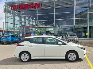 White Nissan Leaf 2023 in Vilnius, with an engine capacity of 0.00 L and mileage of 30 thousand km for 14950 €, photo 6 on AUTOMOTO.COM.LV