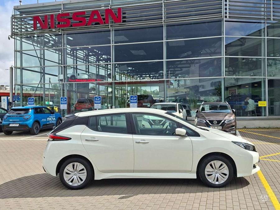 White Nissan Leaf 2023 in Vilnius, with an engine capacity of 0.00 L and mileage of 30 thousand km for 14950 €, photo 6 on AUTOMOTO.COM.LV