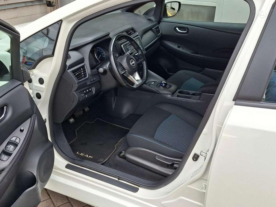 White Nissan Leaf 2023 in Vilnius, with an engine capacity of 0.00 L and mileage of 30 thousand km for 14950 €, photo 8 on AUTOMOTO.COM.LV