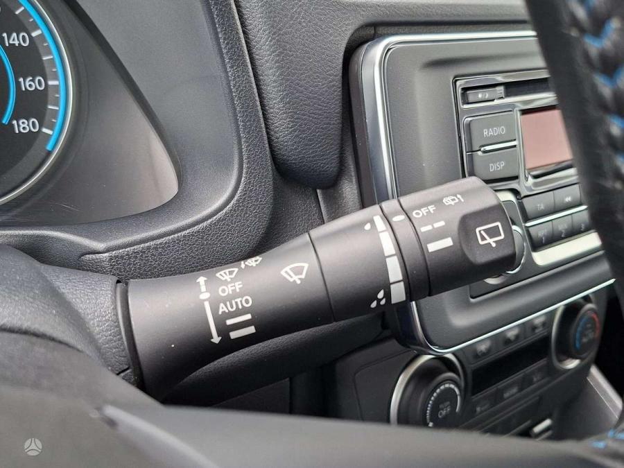 White Nissan Leaf 2023 in Vilnius, with an engine capacity of 0.00 L and mileage of 30 thousand km for 14950 €, photo 17 on AUTOMOTO.COM.LV