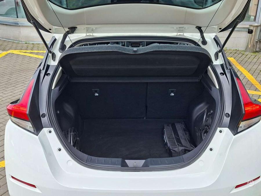 White Nissan Leaf 2023 in Vilnius, with an engine capacity of 0.00 L and mileage of 30 thousand km for 14950 €, photo 21 on AUTOMOTO.COM.LV