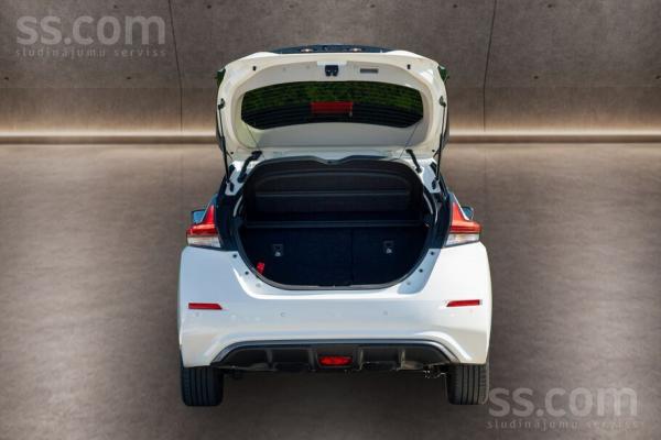 Nissan Leaf 2023 Rīga vietnē Balts Nissan Leaf 2023 Rīga, ar dzinēja tilpumu 0.00 L un nobraukumu 28 tūkst. km par 18900 €, foto 7 vietnē AUTOMOTO.COM.LV