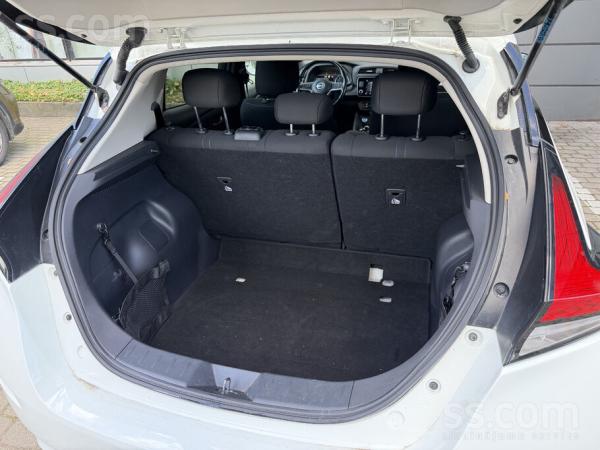 White Nissan Leaf 2023 in Riga, with an engine capacity of 0.00 L and mileage of 102 thousand km for 14500 €, photo 4 on AUTOMOTO.COM.LV