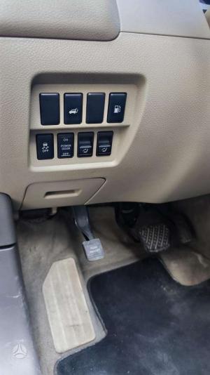 Black Nissan Murano 2012 in Jonava, with an engine capacity of 2.49 L and mileage of 280 thousand km for 6000 €, photo 16 on AUTOMOTO.COM.LV