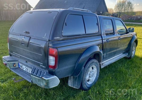 Melns Nissan Navara 2004 Cēsis, ar dzinēja tilpumu 2.50 L un nobraukumu 468 tūkst. km par 5550 €, foto 3 vietnē AUTOMOTO.COM.LV