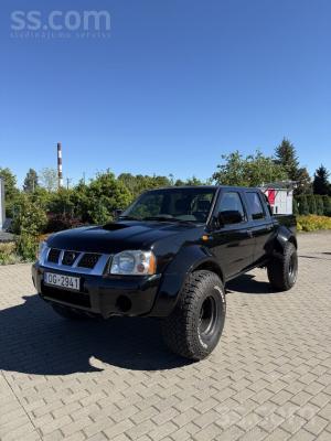 Melns Nissan Navara 2004 Rīga, ar dzinēja tilpumu 2.50 L un nobraukumu 220 tūkst. km par 11900 €, foto  vietnē AUTOMOTO.COM.LV