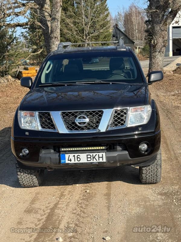 Black Nissan Navara 2006 in Tapa, with an engine capacity of 2.50 L and mileage of 582 thousand km for 7000 €, photo 1 on AUTOMOTO.COM.LV