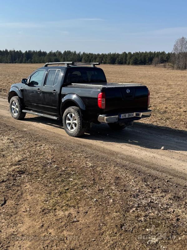 Black Nissan Navara 2006 in Tapa, with an engine capacity of 2.50 L and mileage of 582 thousand km for 7000 €, photo 3 on AUTOMOTO.COM.LV