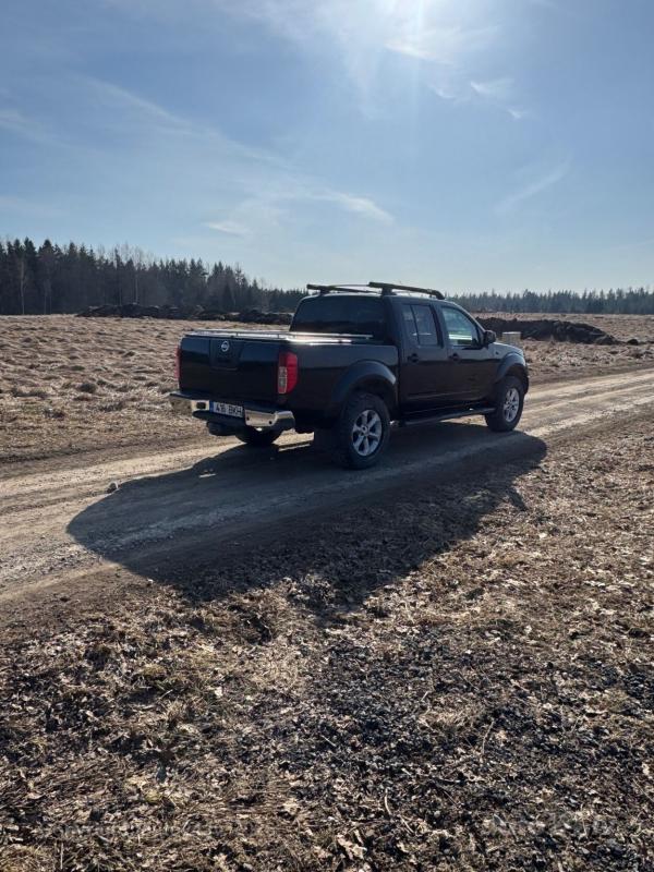 Black Nissan Navara 2006 in Tapa, with an engine capacity of 2.50 L and mileage of 582 thousand km for 7000 €, photo 5 on AUTOMOTO.COM.LV