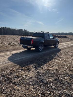 Black Nissan Navara 2006 in Tapa, with an engine capacity of 2.50 L and mileage of 582 thousand km for 7000 €, photo 5 on AUTOMOTO.COM.LV
