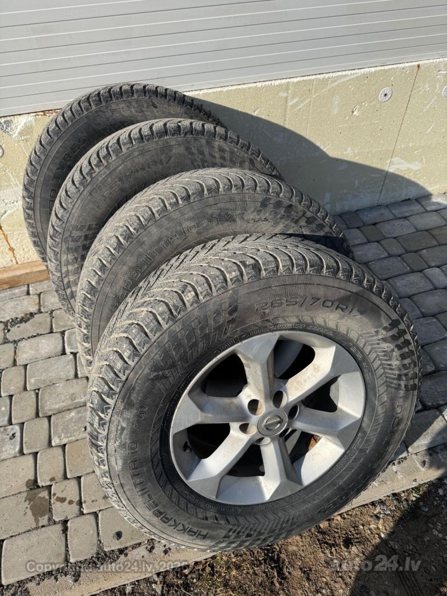 Black Nissan Navara 2006 in Tapa, with an engine capacity of 2.50 L and mileage of 582 thousand km for 7000 €, photo 12 on AUTOMOTO.COM.LV