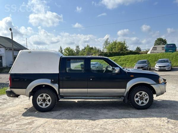 Black Nissan Navara 2006 in Valka, with an engine capacity of 2.50 L and mileage of 260 thousand km for 2800 €, photo 4 on AUTOMOTO.COM.LV