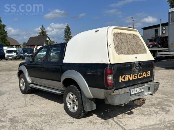 Black Nissan Navara 2006 in Valka, with an engine capacity of 2.50 L and mileage of 260 thousand km for 2800 €, photo 5 on AUTOMOTO.COM.LV