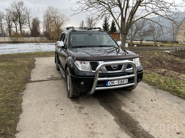 Black Nissan Navara 2007 in Jelgava, with an engine capacity of 2.40 L and mileage of 303 thousand km for 6000 €, photo 1 on AUTOMOTO.COM.LV